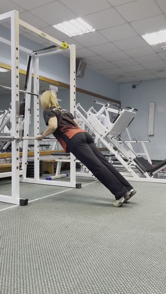 Узкие отжимания от грифа (упрощённый вариант отжиманий)