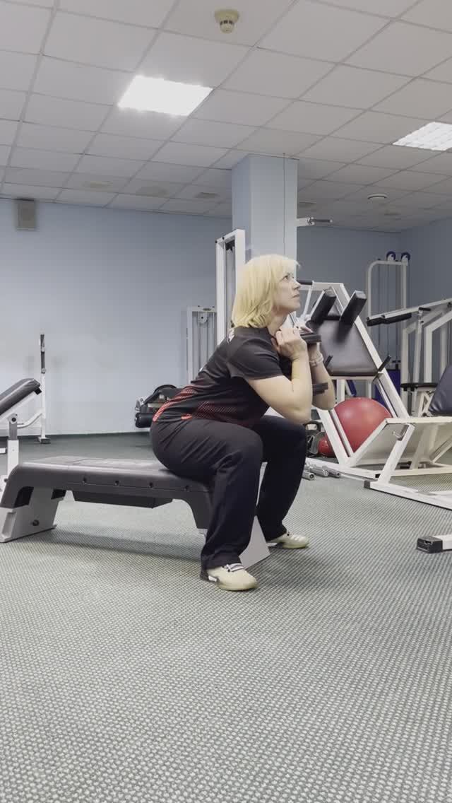 Фронтальный присед с гантелей с остановкой в седе на скамью