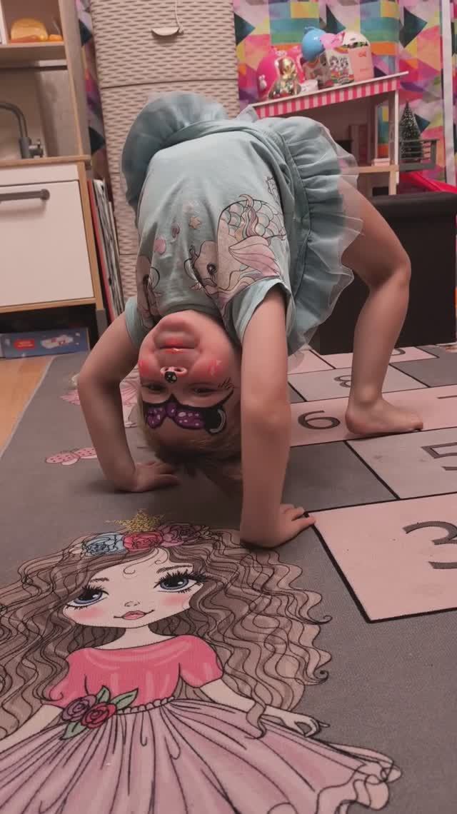 ШОКИРУЮЩАЯ ходьба в мостике! #shorts #shotrvideo #short #приколы #милота