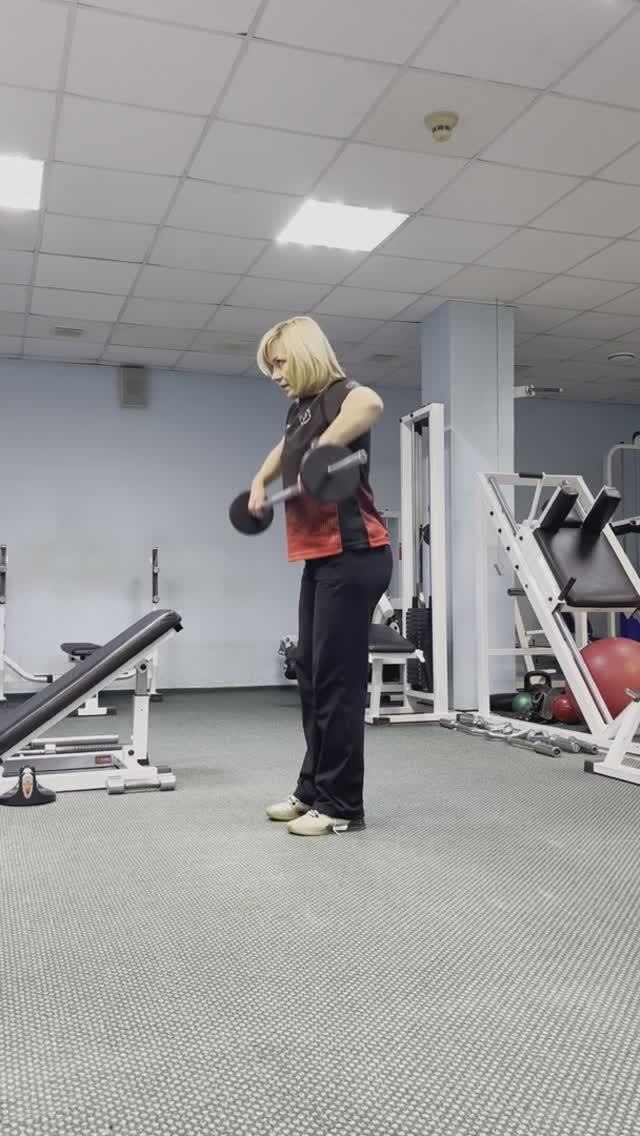 Протяжка стоя со штангой широким хватом