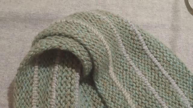 шарф  спицами платочной вязкой.