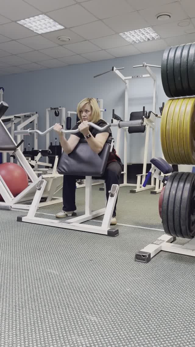 Подъём на бицепс на скамье Скотта с EZ-штангой