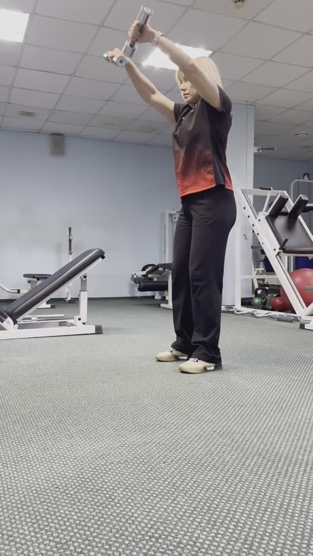 Подъём гантелей вперёд  стоя одновременно