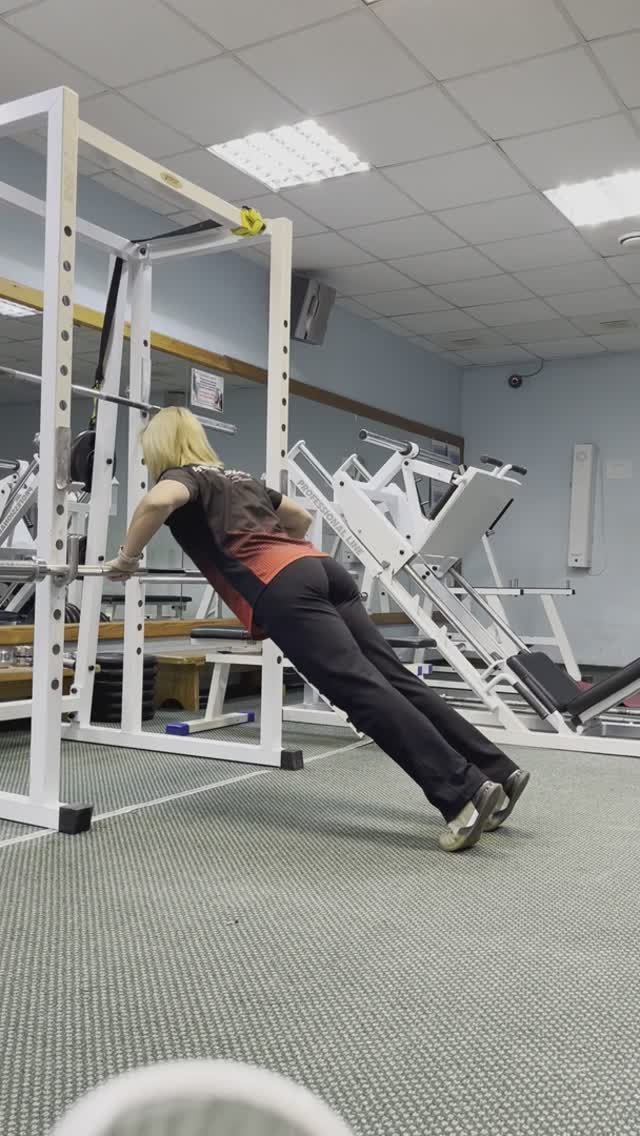 Широкие отжимания от грифа (упрощённый вариант отжиманий)