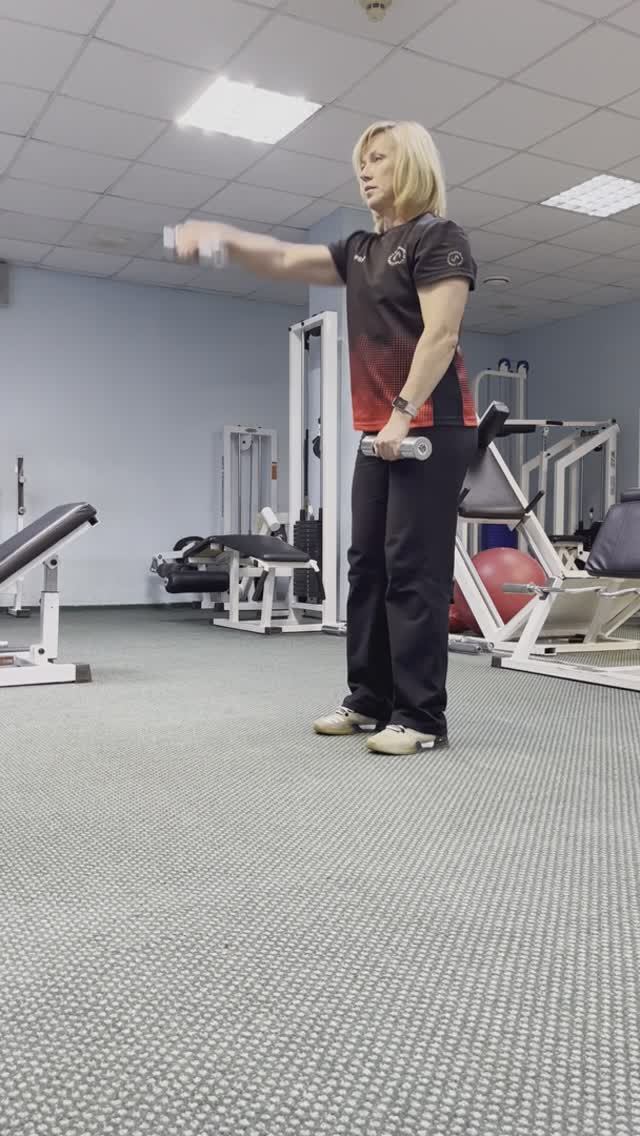 Подъём гантелей вперёд стоя поочерёдно