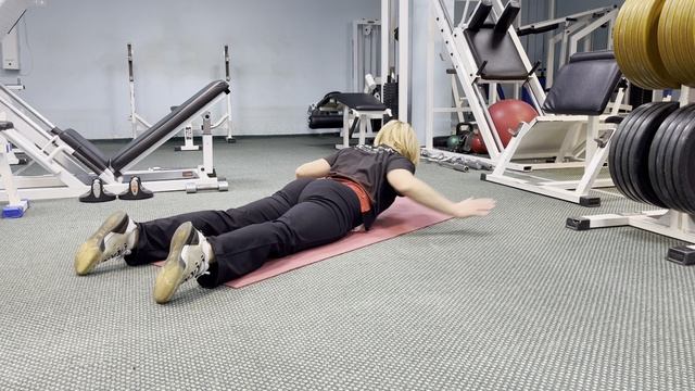 "Пловец" лёжа на животе со сведением лопаток