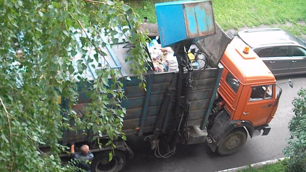 Мусоровоз МК-20-01 на шасси КамАЗ-53215R (Е 170 СО 22). / KAMAZ garbage truck.