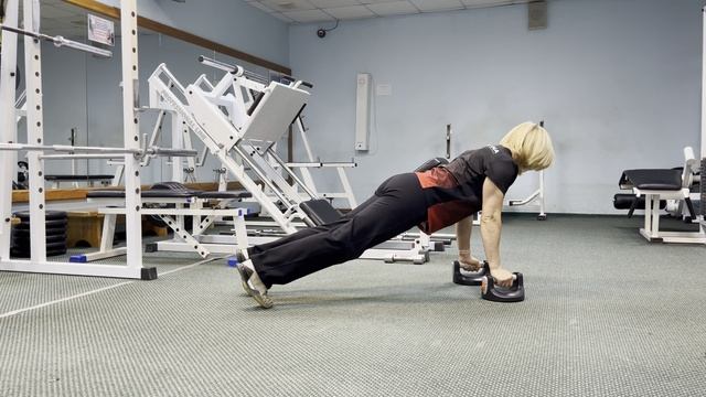 Узкие отжимания на подставках глубокие