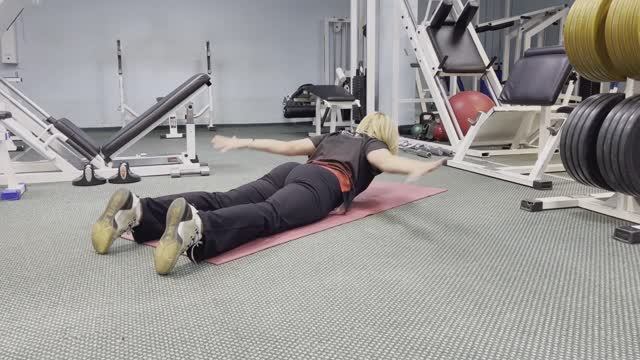 "Пловец" лёжа махом руками через стороны