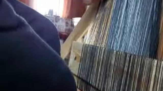 Молча ниточки вытягиваем