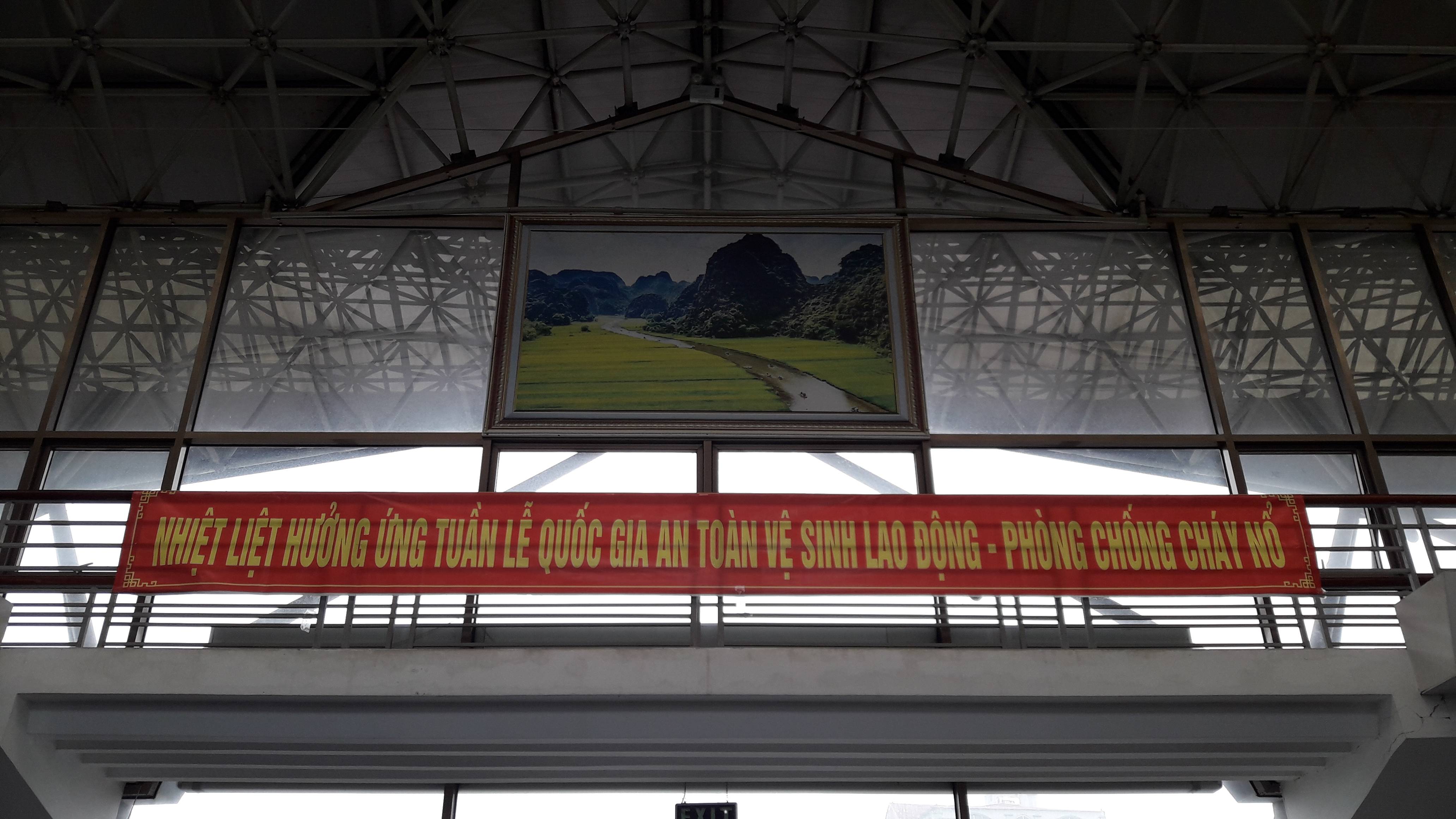 Прибытие поезда на вокзал Ниньбинь