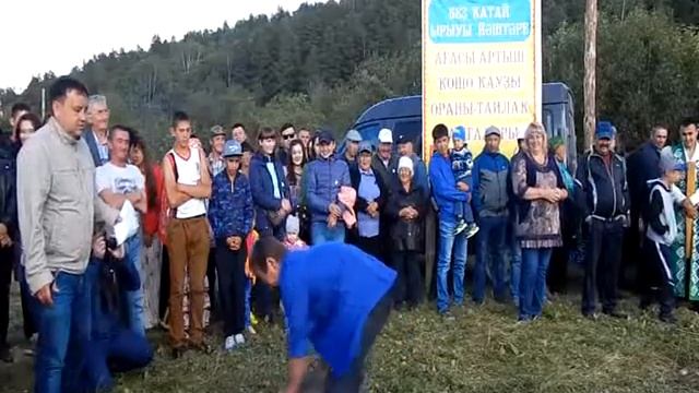 Силачи с камнями играючи