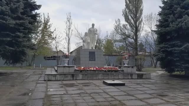 Воин и скорбящая мать. Школьный Бессмертный полк. Покров.