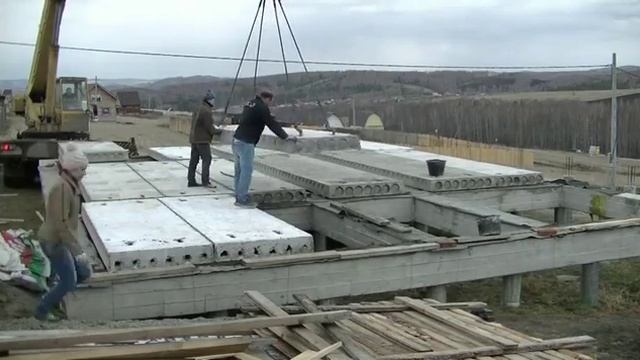 Укладка бетонных плит перекрытия на фундамент. Строим ДОМ сами.
