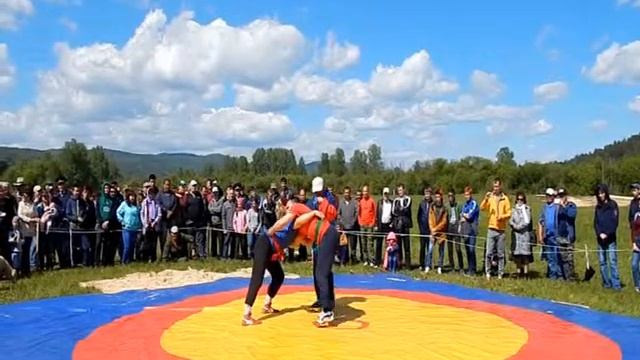 Борцу который поднялся  после получения травмы аплодировали