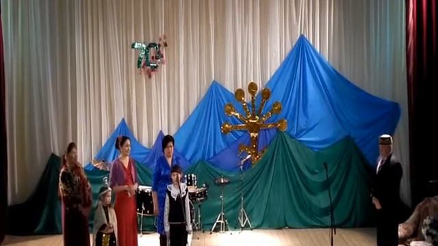 Мөхәмәт Усман улын 70 йәшлек юбилейе менән ғаиләһе ҡотлай,ейәнсәре Азалия музыкаль бүләк тапшыра,