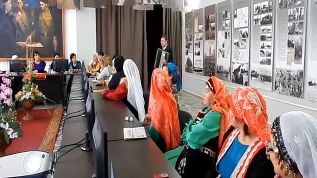 За крулым столом