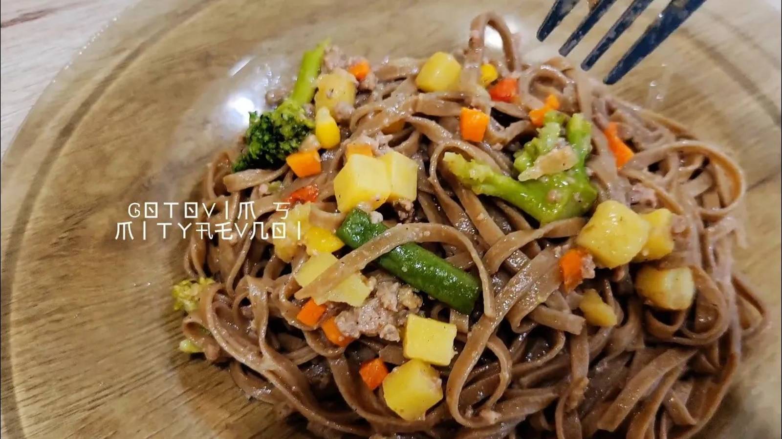 Гречневая лапша с тушенкой и овощами из магазина светофор. #сезонконтентаRutube