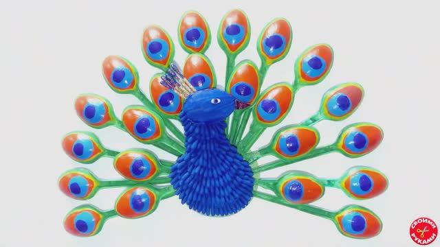 Павлин из пластиковых ложек