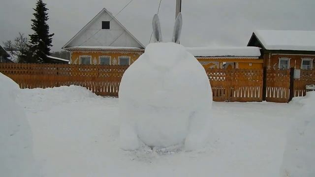 Кролика Дед мороза и снегурочку из снега своими руками
