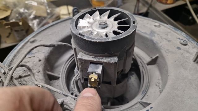 Умирающий двигатель промышленного пылесоса