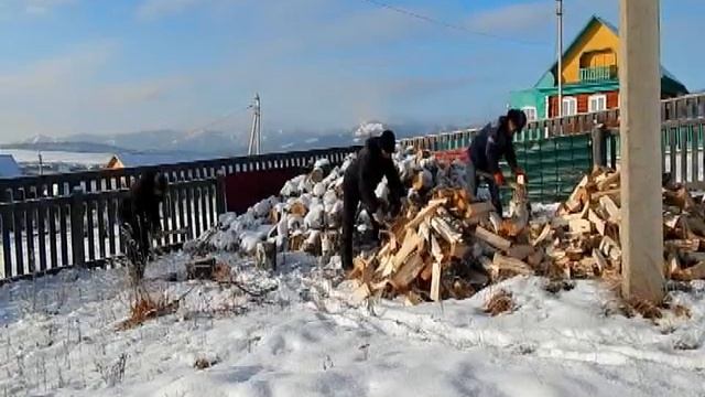 Молодёжь   села Уткаль вышли колоть дрова Мечети