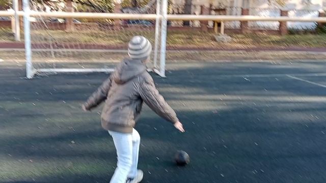 все попадут в пустые ворота кроме меня мем