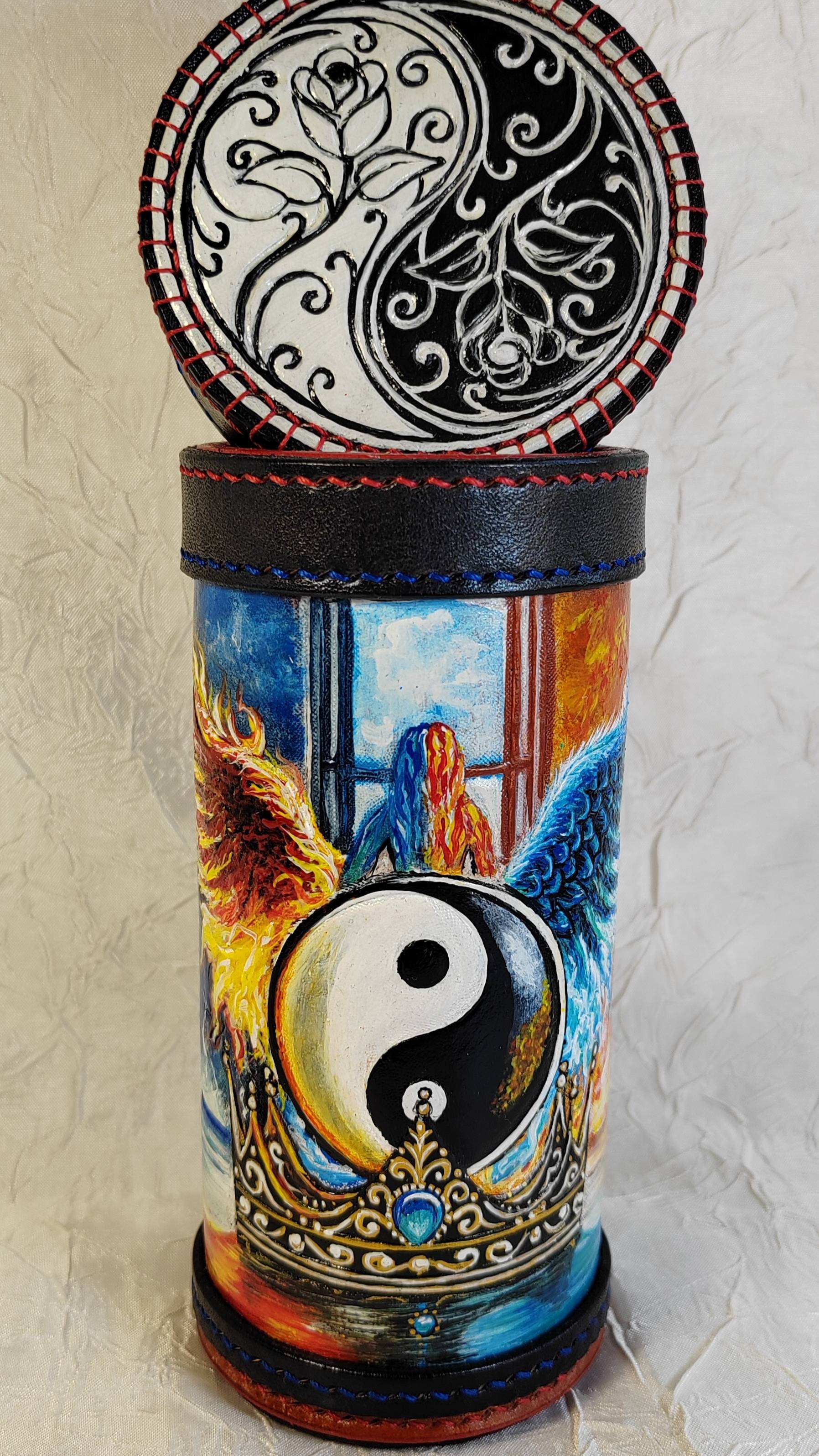 Стаканчик для игры в кости, подарочный. Изделия из кожи. СКСтиль. Видео обзор: Инь-янь. Противостоян