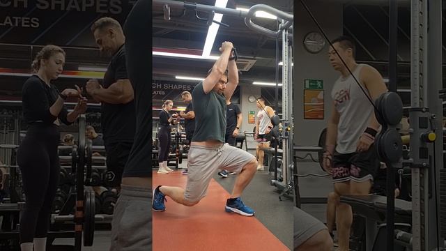 Антиротационный жим в выпаде с подъемом рук