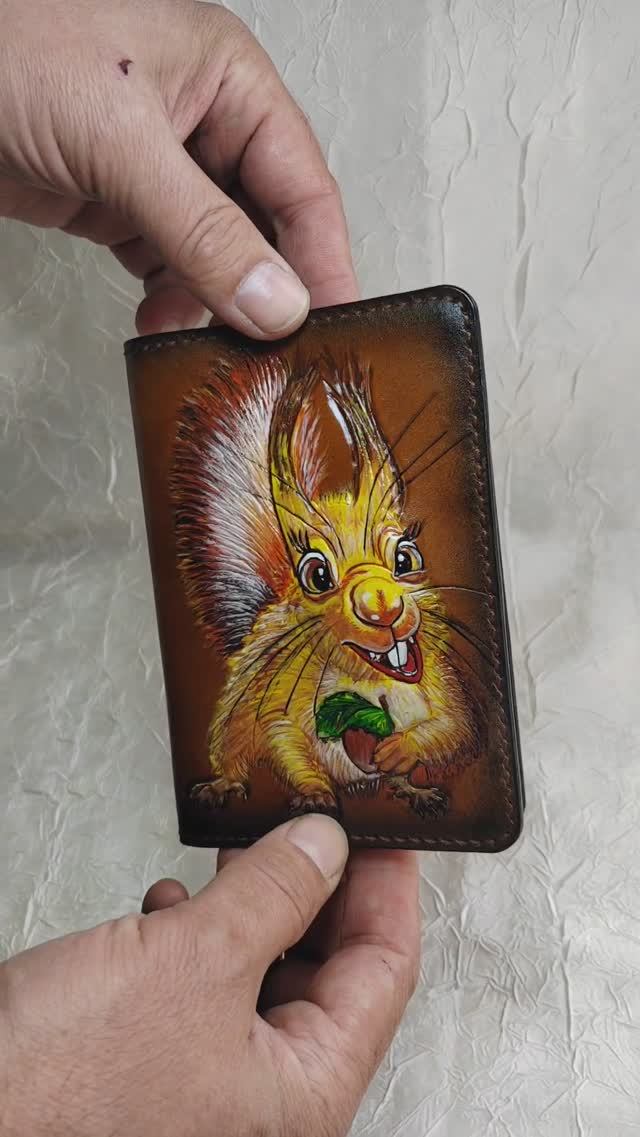 Документница для паспорта и авто документов. Изделия из кожи. СКСтиль. Видео обзор: Злая белка 2.