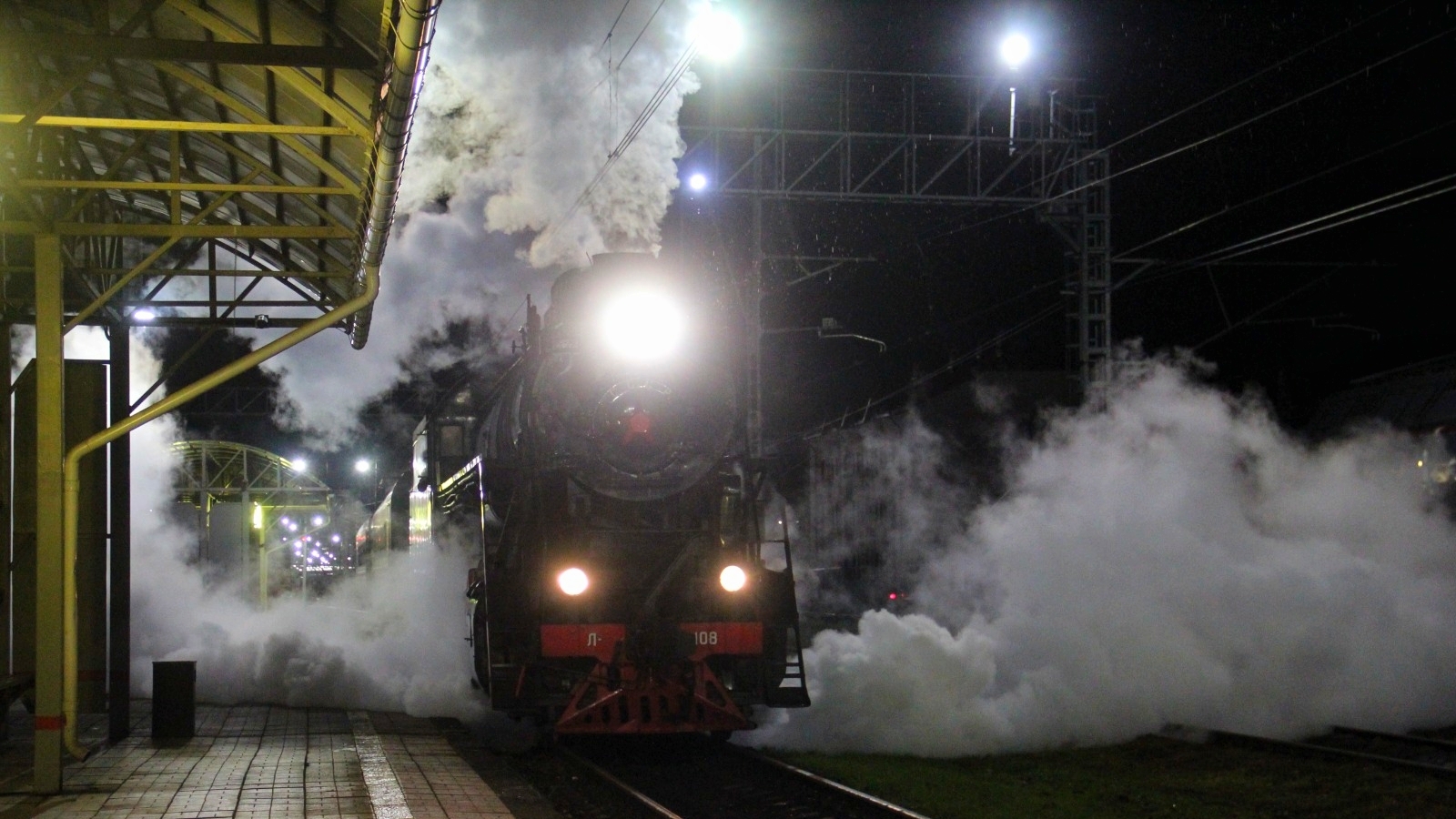 Л - 3108 выполняет манёвры на станциях.