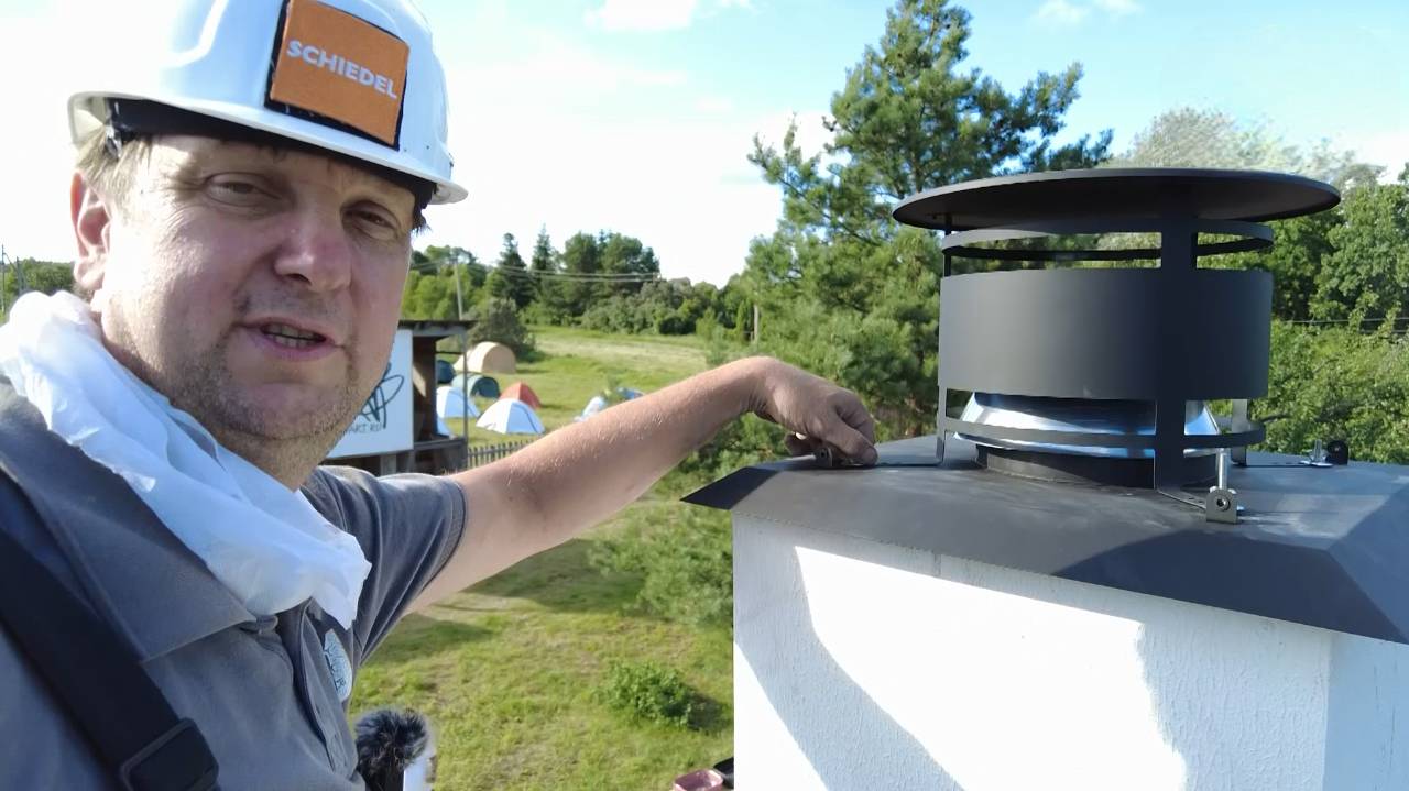 Установка верхнего комплекта Uratop для модульного дымохода Schiedel Isotor