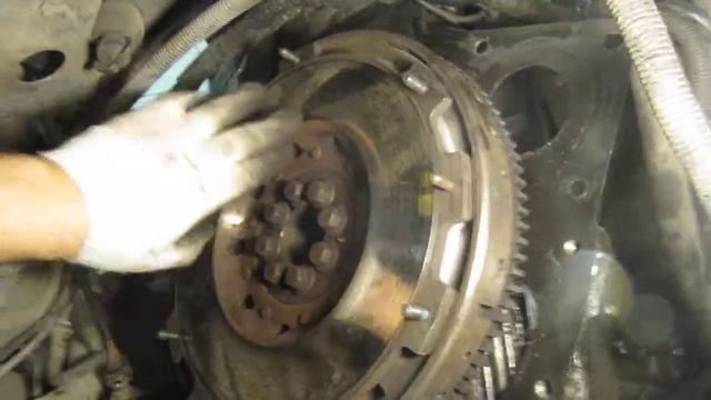 Осмотр на автомобиле двухмассового маховика Land Rover Defender TD5