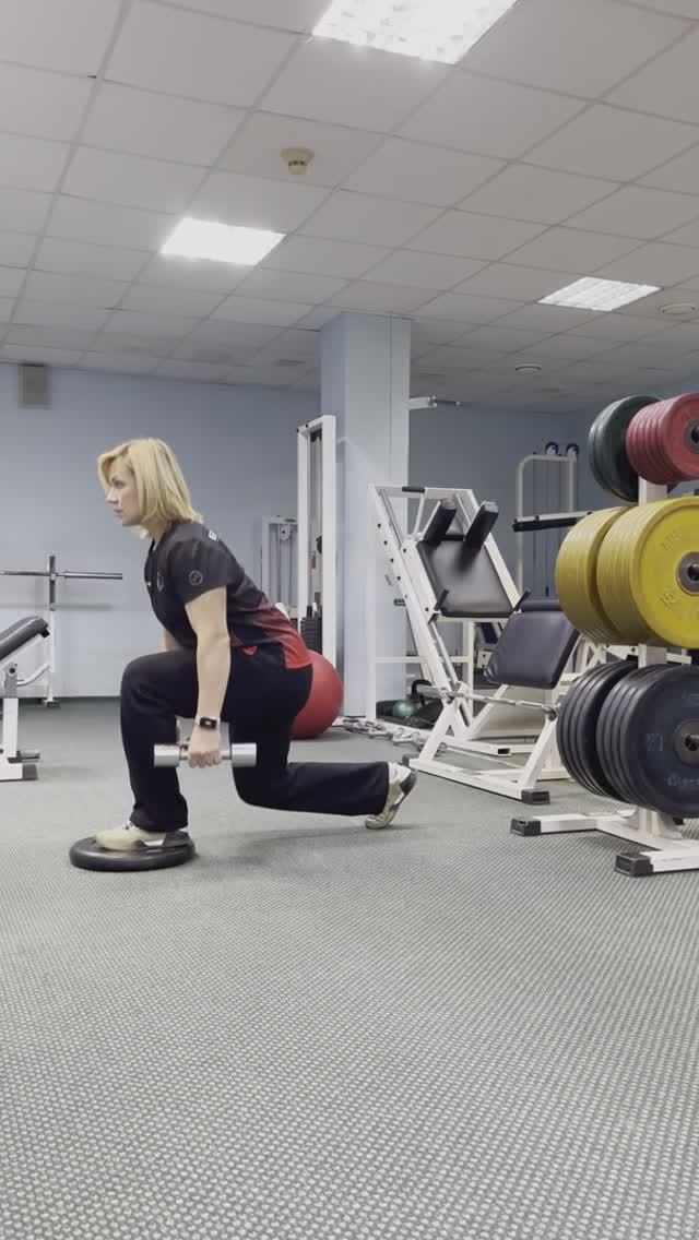 Выпады с гантелями