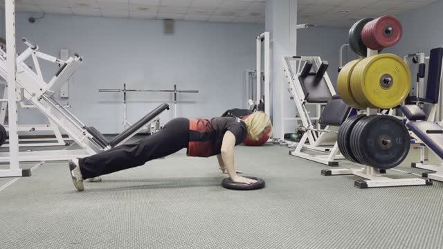 Разновысокие отжимания вправо-влево