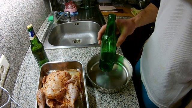 КУРИЦА ГРИЛЬ НА ПИВЕ в духовке. СУПЕР РЕЦЕПТ КУРИЦЫ НА ПИВНОЙ БУТЫЛКЕ. Очень сочная курица.