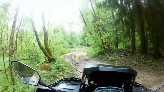 КВАДРОЦИКЛ CFMOTO Х10 едет в грязь.