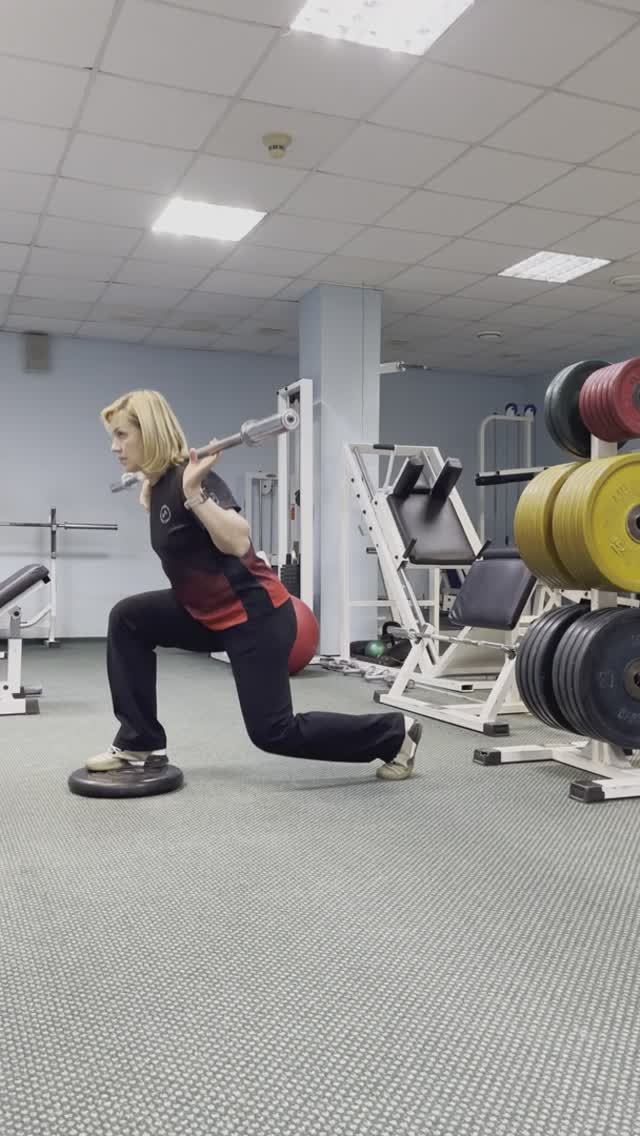 Выпады со штангой на плечах