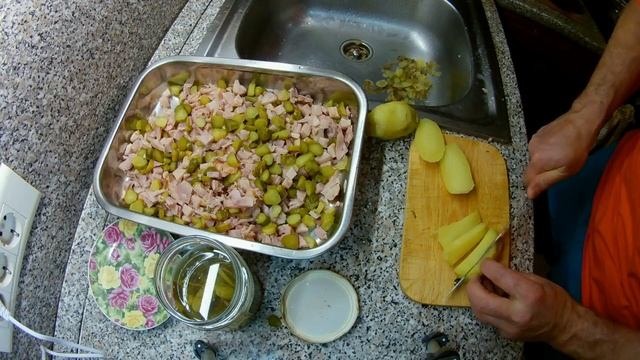 САЛАТ из копченой курицы, шампиньонов, маринованных огурцов и картофеля.