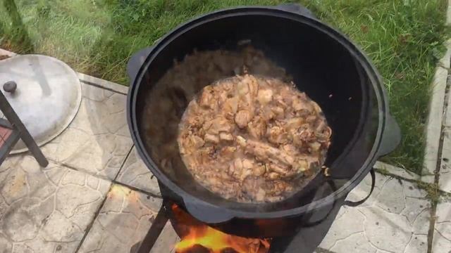 Плов из баранины в казане на костре.