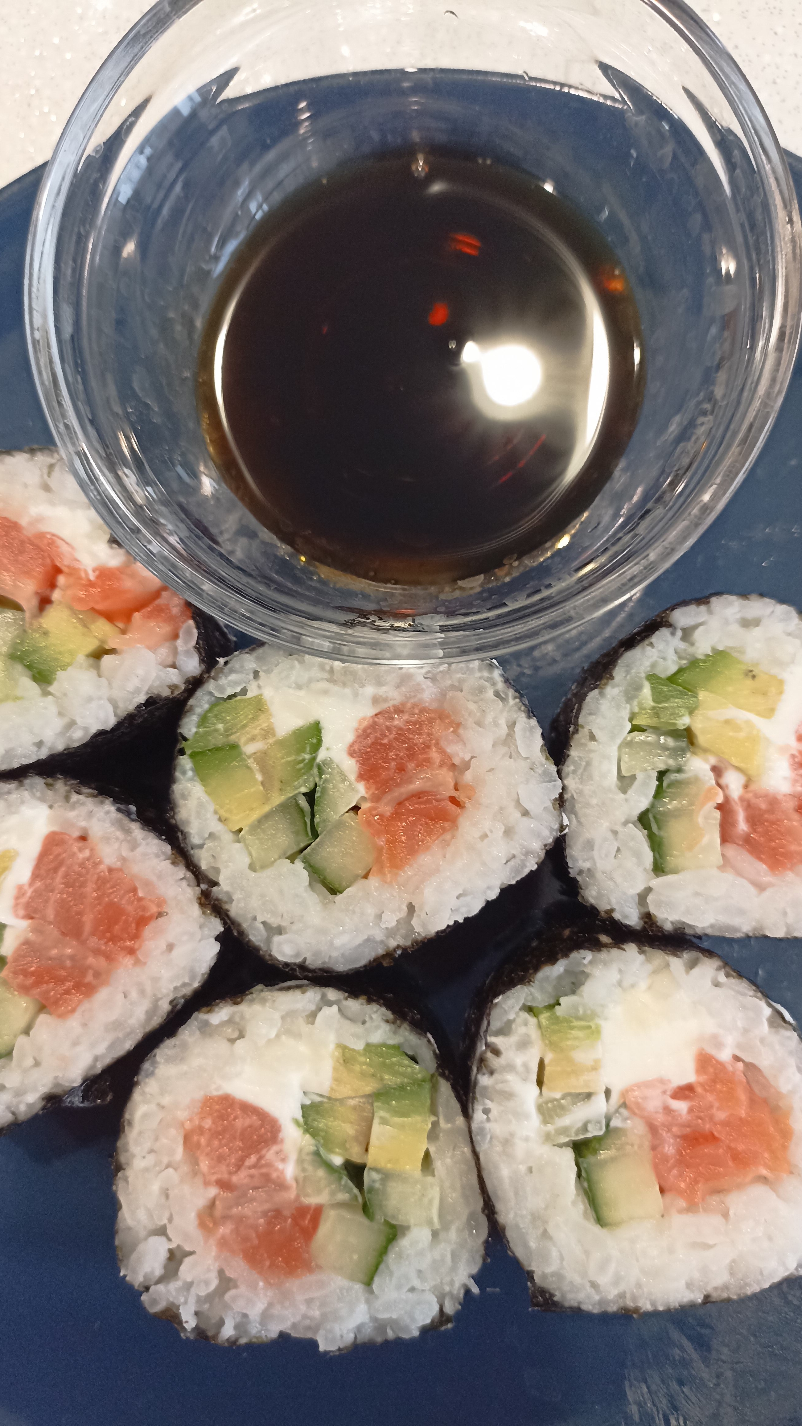 Роллы из форели, огурца, авокадо и сыра