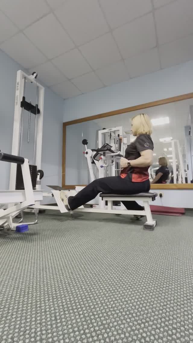 Горизонтальная тяга одной рукой в тренажере