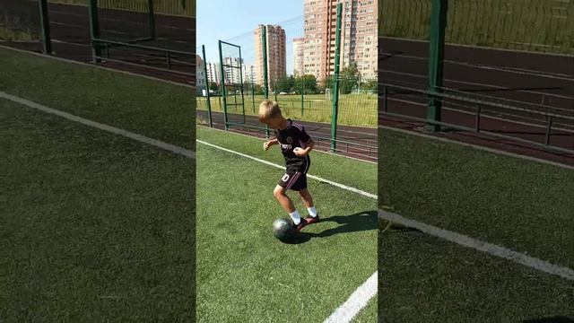 Тренируюсь на футбольном поле/ЗАБИВАЮ В ВОРОТА #shorts #ШОРТС