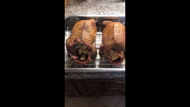 Дикая утка с яблоками