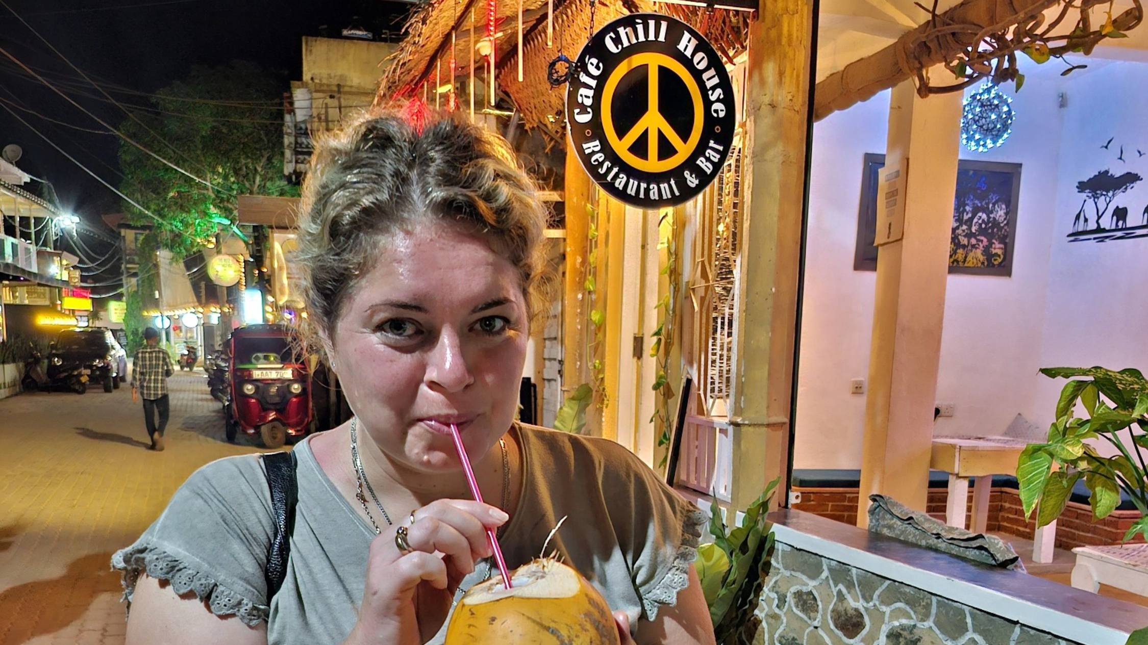 Шри-Ланка, Унаватуна. Океан, цены на еду, ночная жизнь. Лучше взгляни, прежде чем лететь 2024-25г