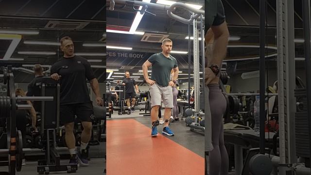 Отведение бедра с приседанием в блоке