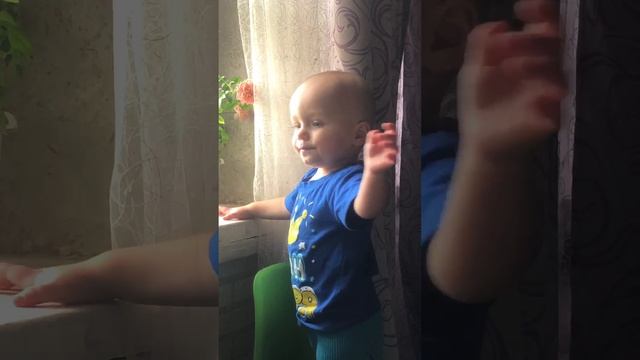 Сережа нюхает цветы