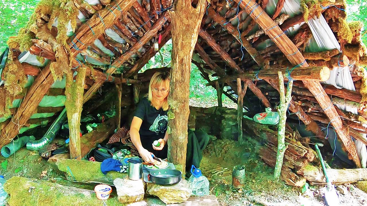 8 | Живу одна в лесу строю Зеленую Хижину 🪓 Кладу печь из камня 🔥 Бушкрафт в горах