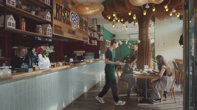 Реклама сети кафе "КишМиш"