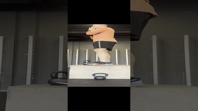 гоблет приседания на 1 ноге на возвышенности